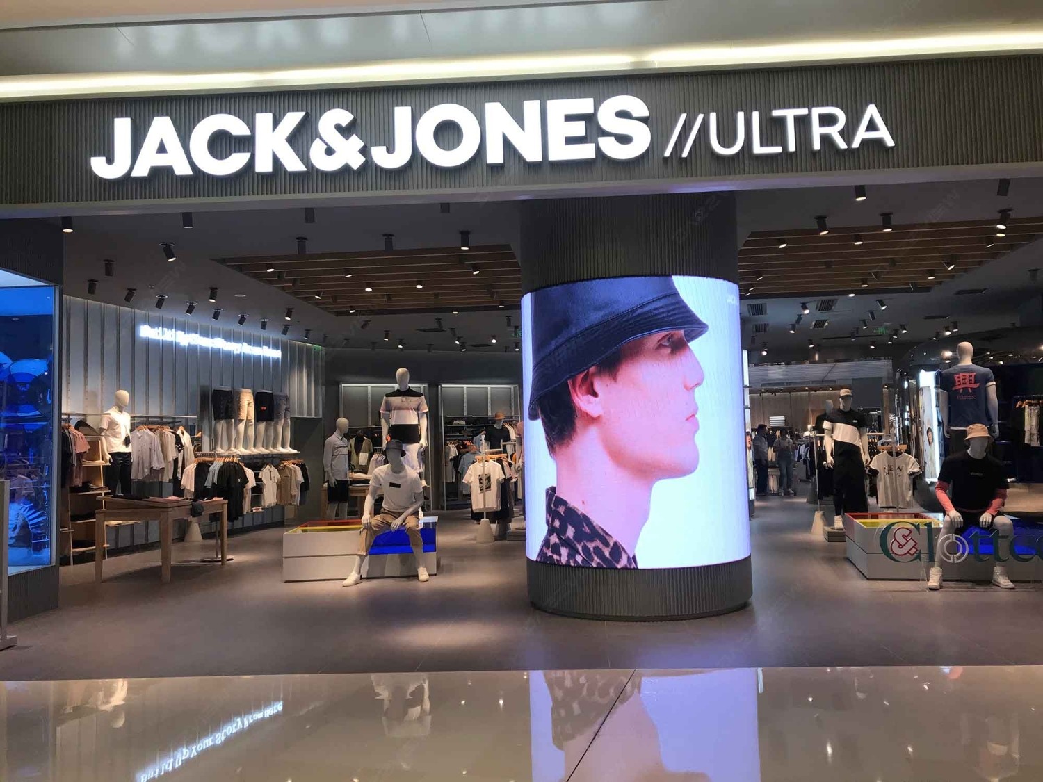 Column LED Display with Soft module! - Dazzview Technology